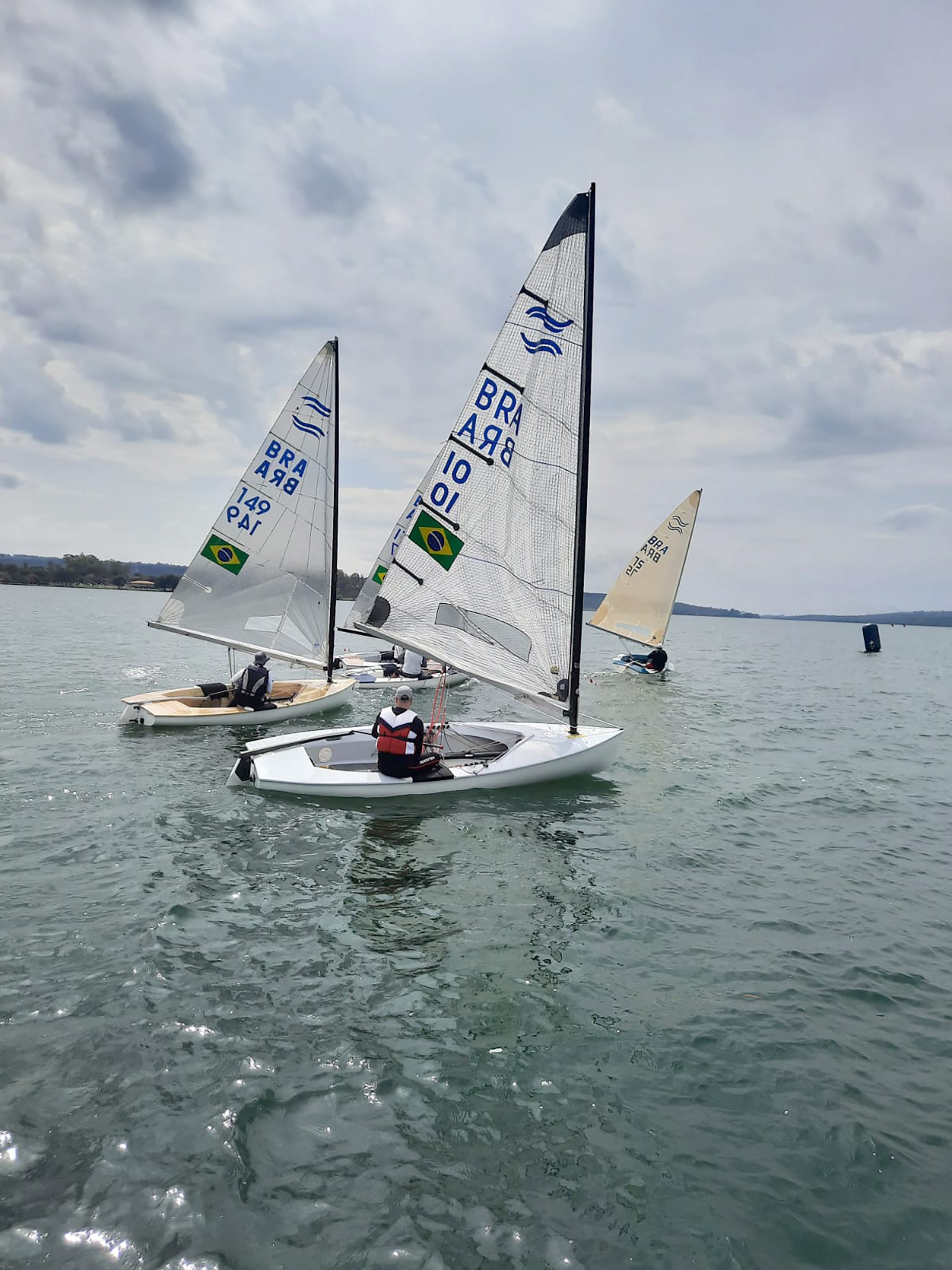 Iate lidera campeonato de Finn - Iate Clube de Brasilia